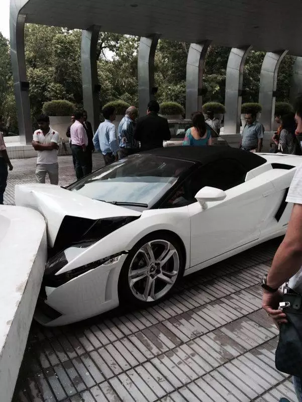 Footage fan befeiligingskamera toant Hotel Valet Crashing Lamborghini Gallardo yn Yndia. Ouch. Sa Fjoer. 35579_1