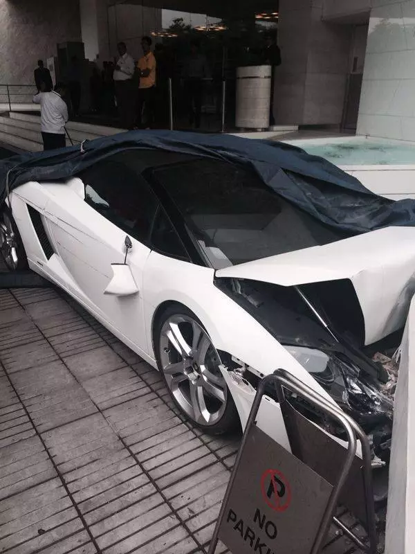 Güvenlik Kamerası Görüntüleri Hindistan'da Otel Valesinin Lamborghini Gallardo'yu Kaza Ederdiğini Gösteriyor. Ah. Yani kovuldu. 35579_2