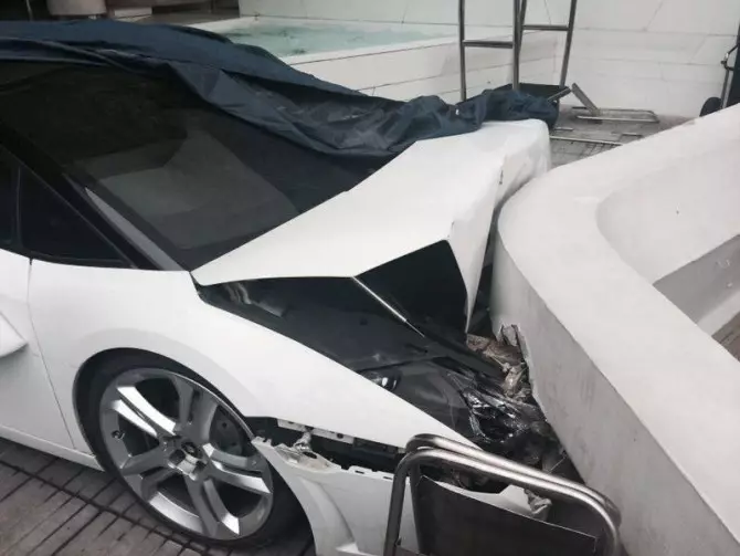 Footage fan befeiligingskamera toant Hotel Valet Crashing Lamborghini Gallardo yn Yndia. Ouch. Sa Fjoer. 35579_3