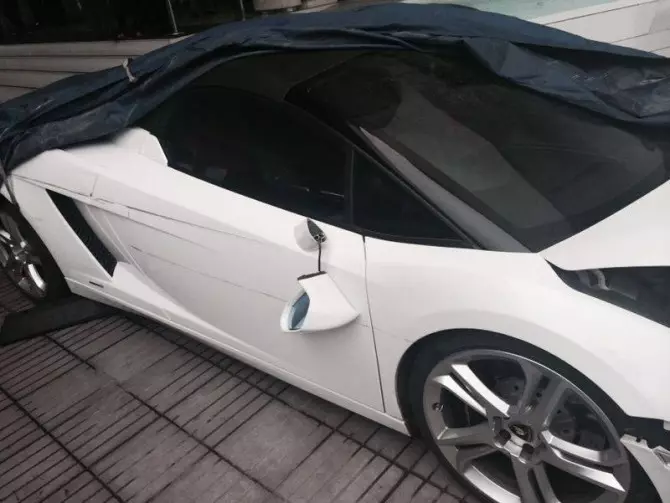 Güvenlik Kamerası Görüntüleri Hindistan'da Otel Valesinin Lamborghini Gallardo'yu Kaza Ederdiğini Gösteriyor. Ah. Yani kovuldu. 35579_4