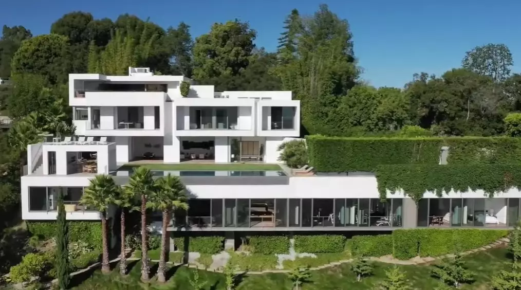 Trevor Noah ineħħi l-Bel-Air Mansion għal $26.4 miljun, telf ta' $1 miljun