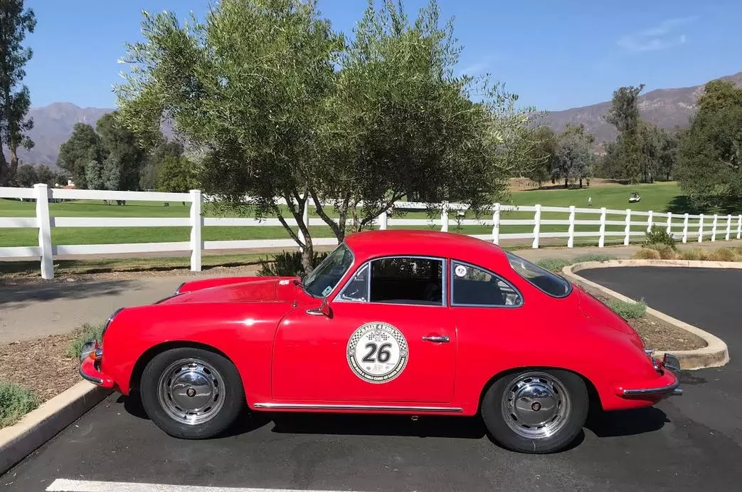 Viejo Porsche convertido en un impresionante centro de entretenimiento para la sala de estar