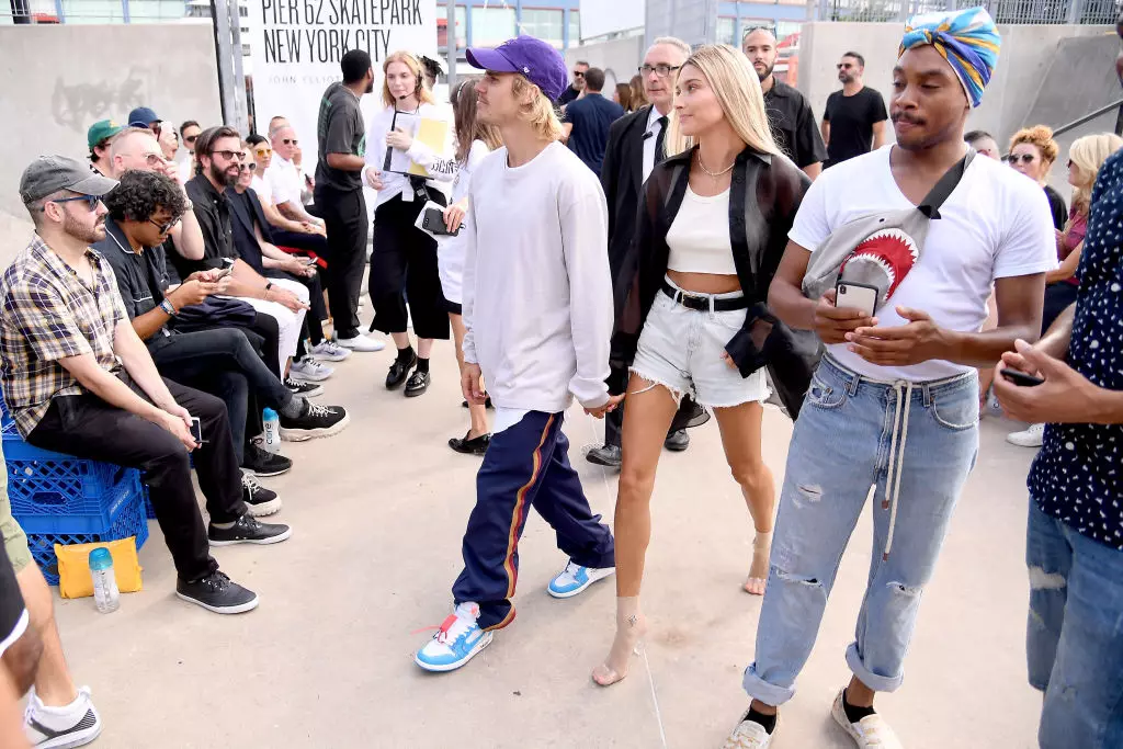 Það kemur í ljós að Justin Bieber og Hailey Baldwin gengu í hjónaband í NYC eftir allt saman ... og án sambúðar