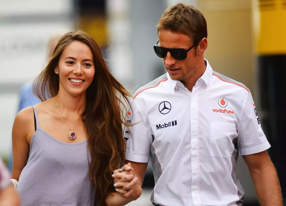 ดารา F1 และภรรยาของเขาถูกคาดว่าแก๊สและปล้นในช่วงวันหยุดของพวกเขา ...