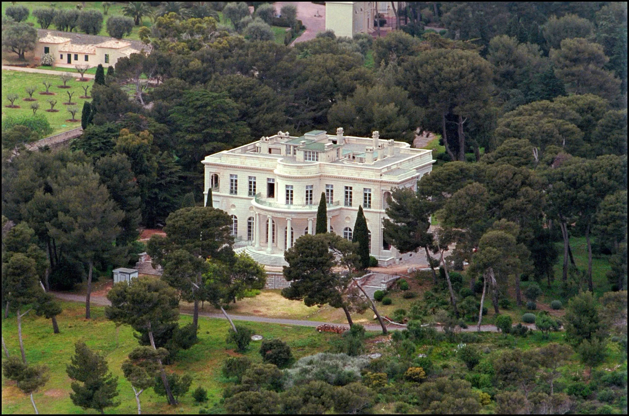 Un castel francez de 120 de milioane de dolari și alte active în valoare de 7 miliarde de dolari tocmai au fost confiscate de la Roman Abramovici