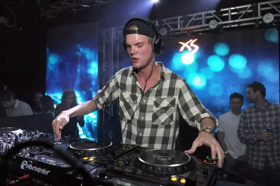 Avicii 28 ನೇ ವಯಸ್ಸಿನಲ್ಲಿ ನಿಧನರಾದರು. Avicii ಅವರ ನಿವ್ವಳ ಮೌಲ್ಯ ಮತ್ತು ಒಟ್ಟು ವೃತ್ತಿಜೀವನದ ಗಳಿಕೆಗಳು ಯಾವುವು? 7549_1