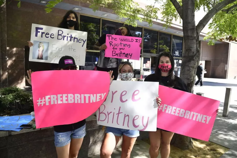 Britney Spears petis tribunalon por fini la konservadon de sia patro super ŝia vivo kaj financoj 8945_1