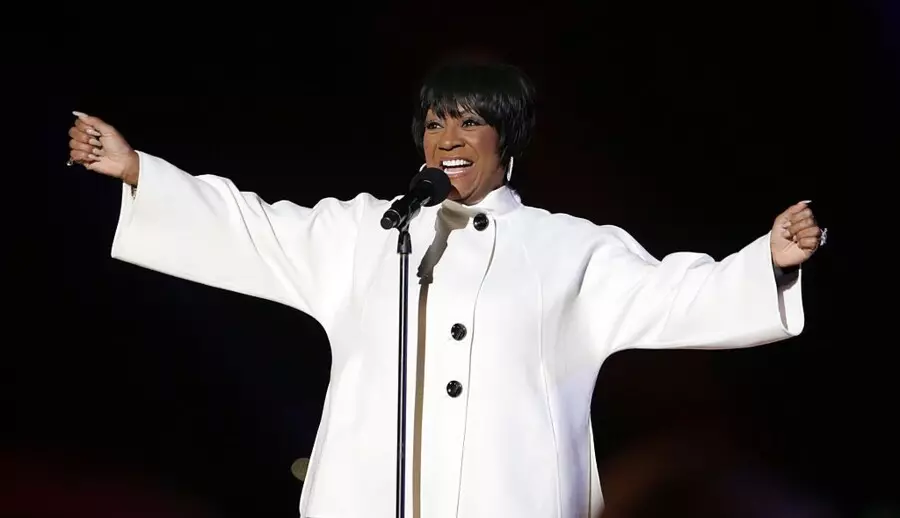 WASHINGTON, DC - 4 DICEMBRE: Il cantante Patti LaBelle si esibisce durante l'illuminazione dell'albero di Natale nazionale con la first lady Michelle Obama il 4 dicembre 2014 a Washington, DC. La cerimonia dell'accensione dell'albero segna una serie di eventi festivi della durata di un mese nel President's Park alla Casa Bianca. (Foto di Chris Kleponis-Pool/Getty Images)