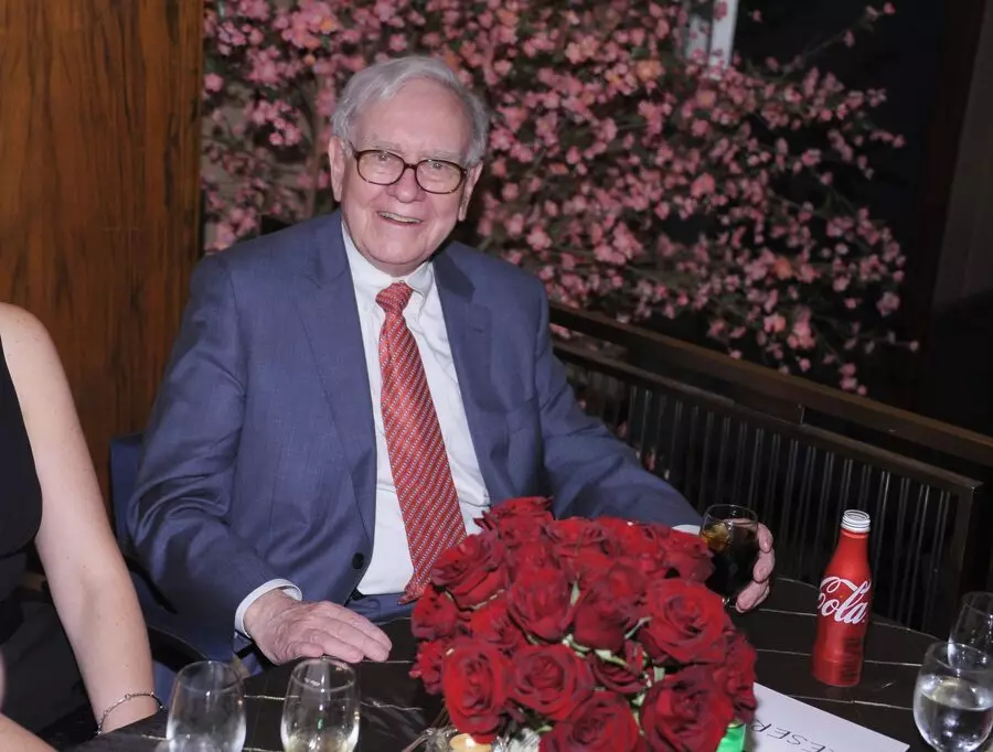 En 1990, Warren Buffett tenía un patrimonio neto de 3.300 millones de dólares. Hoy, es $85.7 mil millones más rico. 9570_1