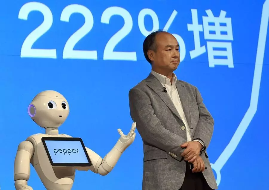 SoftBank Group-gründer og administrerende direktør Masayoshi Son (R) lytter til selskapets robot